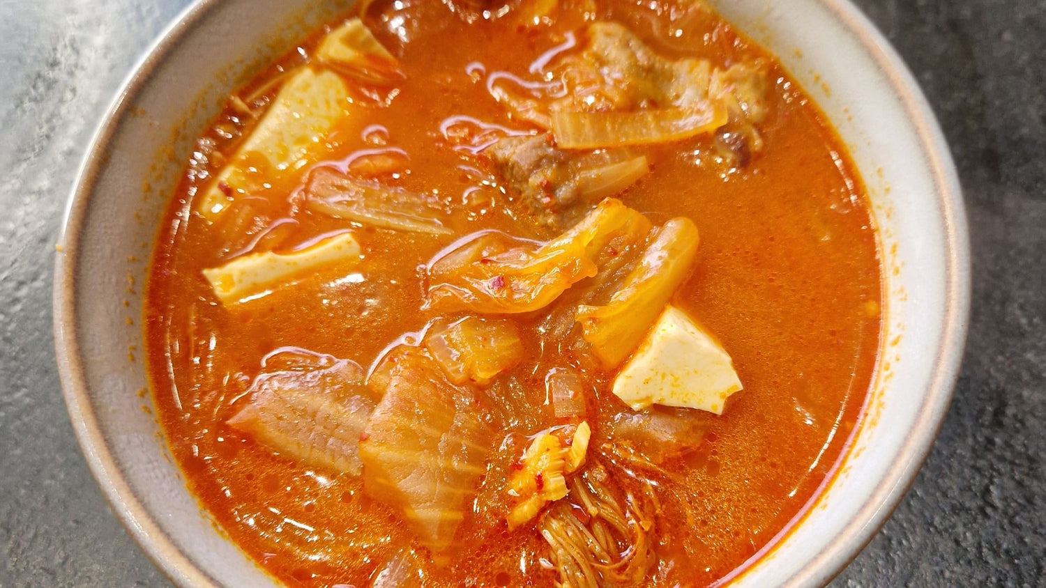 Kimchi Jjigae : Recette du ragoût coréen au kimchi et porc – Épicé et ...